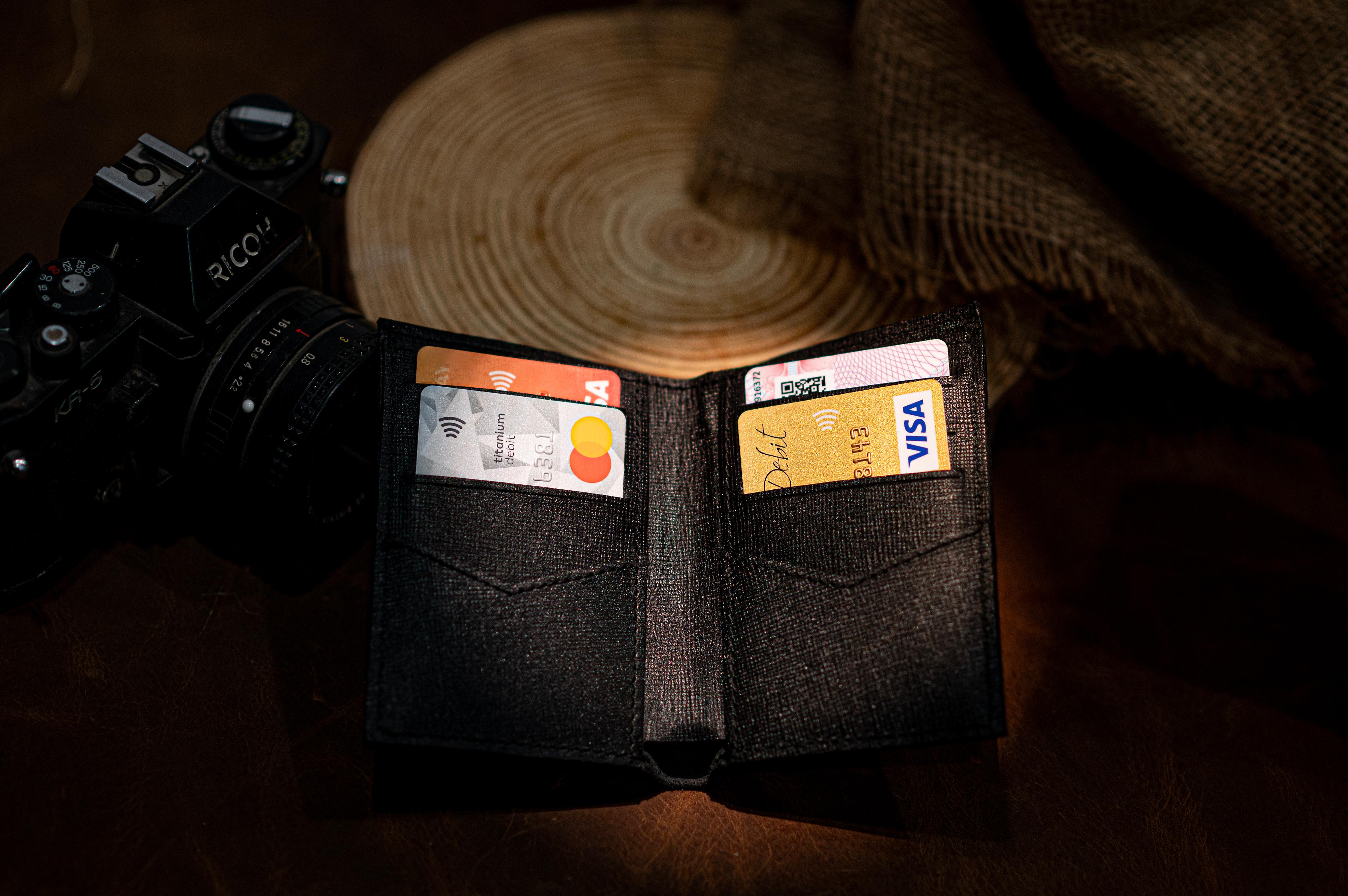 Leather Bi-Fold Card Holder – Leatherise